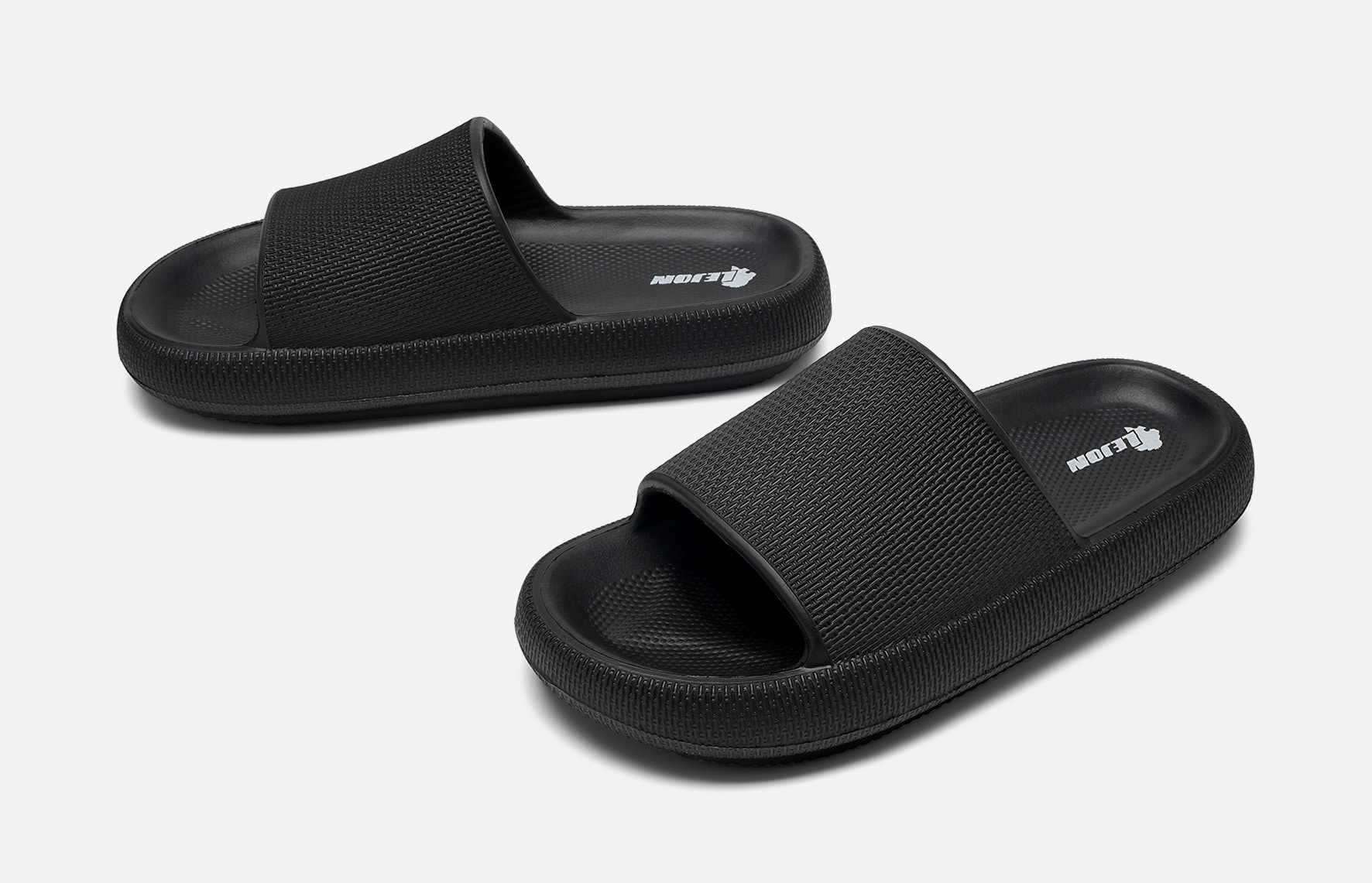 Nick | Herr | Badtofflor | Svarta | Lejon - Skopunkten